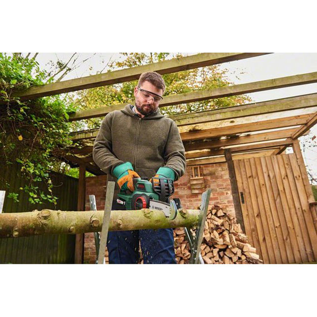 Bosch UniversalChain 18 20cm Cordless Chainsaw with 2.5Ah Battery ...