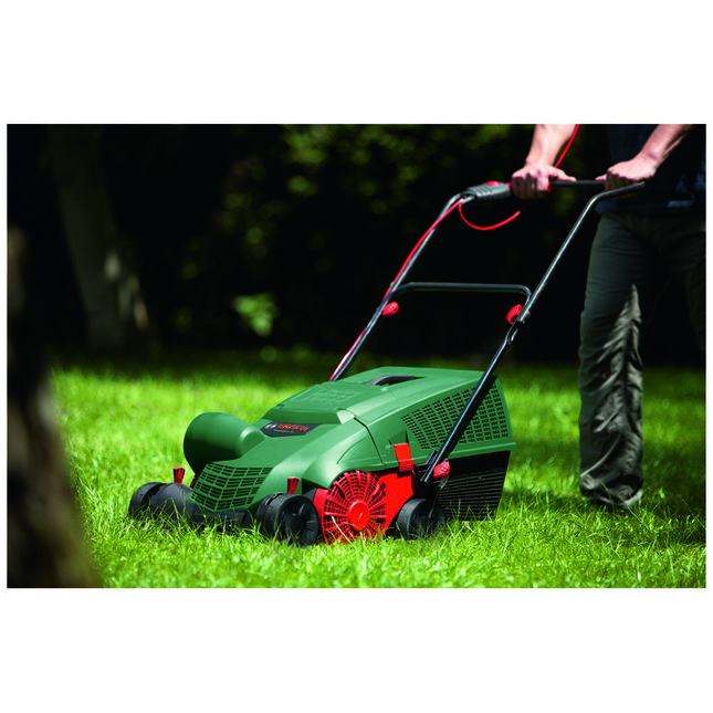 Bosch UniversalRake 900 Lawn Raker (230V) - Machine Mart